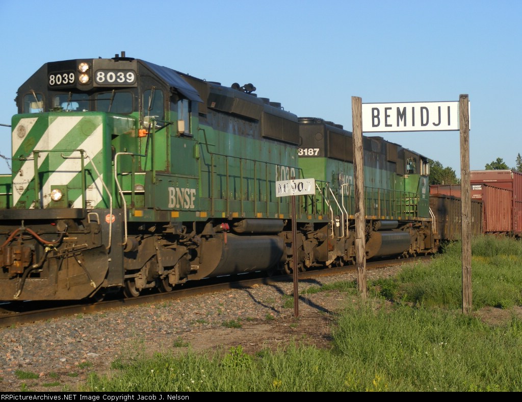 BNSF 8039 and BNSF 8187